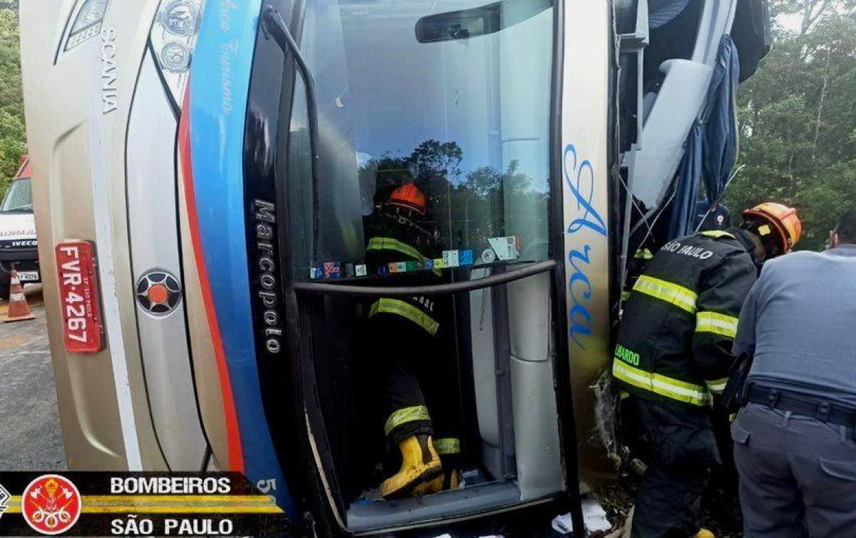 Acidente com ônibus deixa seis mortos e 48 feridos em rodovia de SP - Vale do Itaunas
